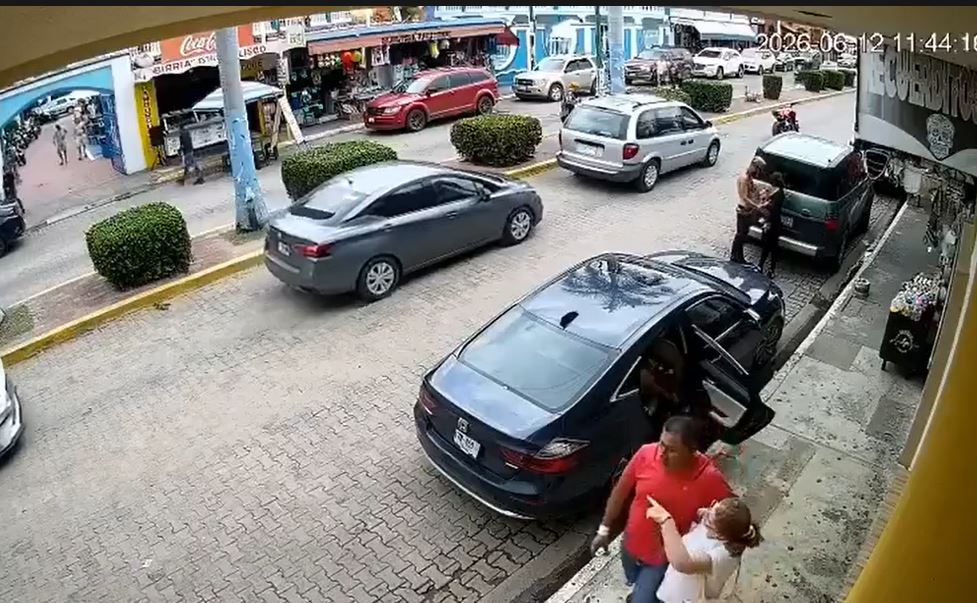VIDEO. Sin sentido común; biker hace un 'caballito' y su esposa con un ...