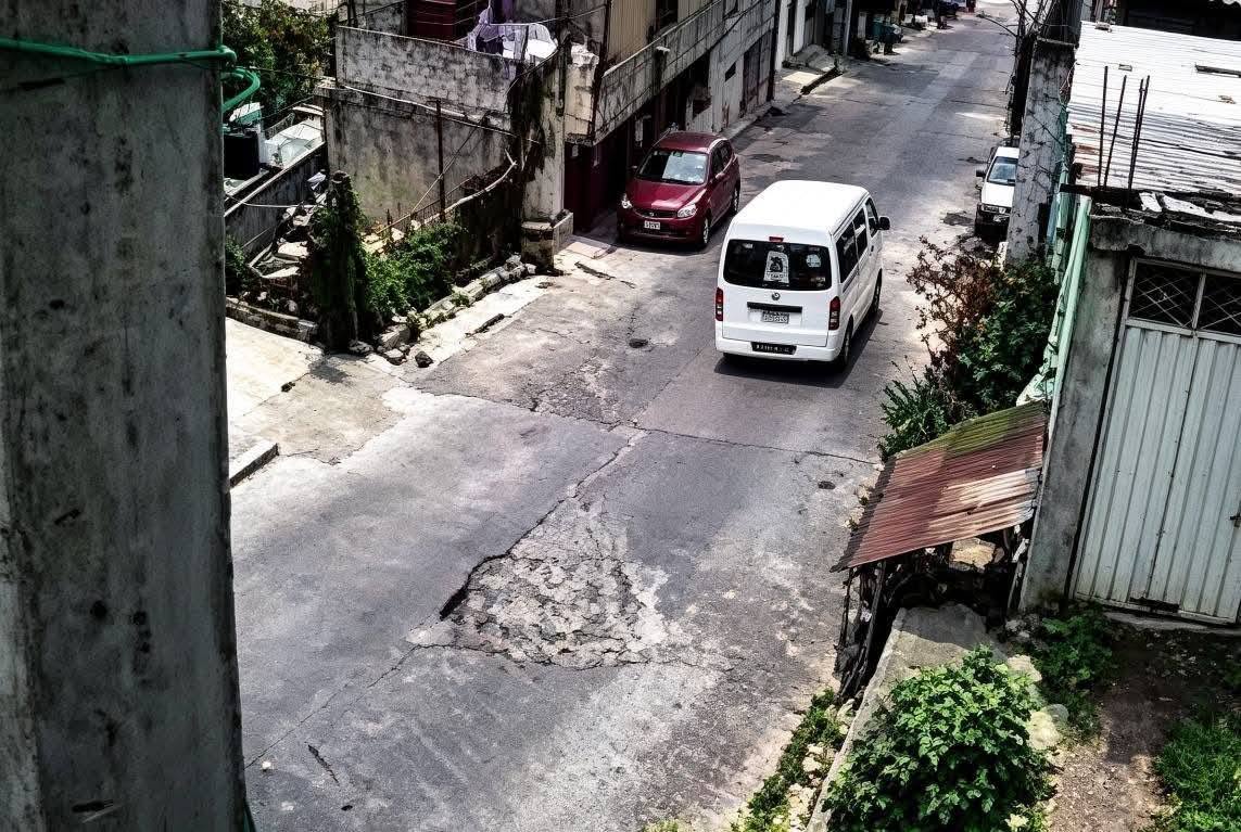 VIDEO: Combi sin frenos se va sola en bajada y manda al hoyo a otra ...